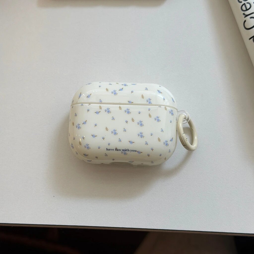 Чехол для AirPods с белым фоном, синим узором и светло-коричневыми листьями for AirPods Pro