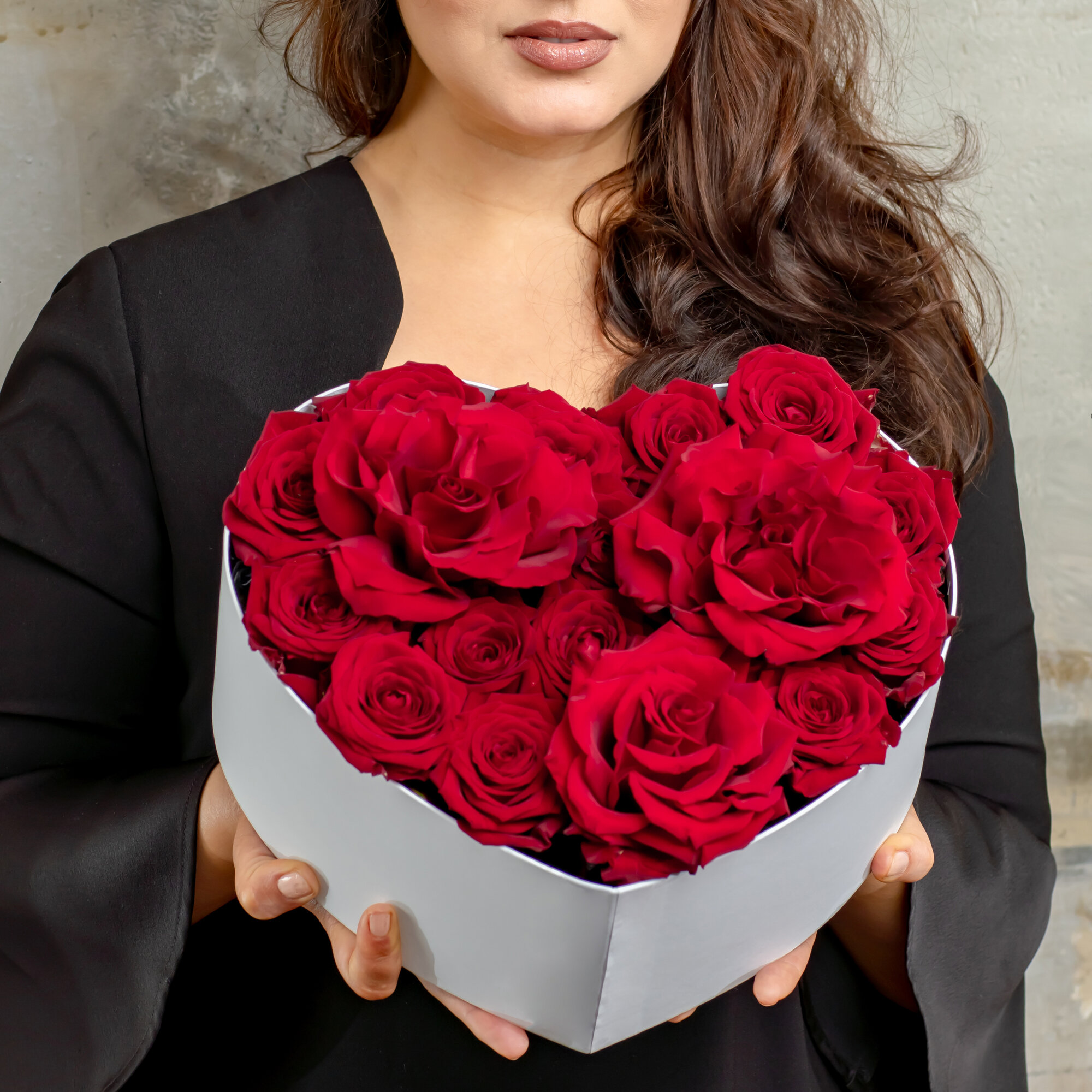 Букет живых цветов Flor-Pro Flowers из 17 красных роз в коробке в виде сердца