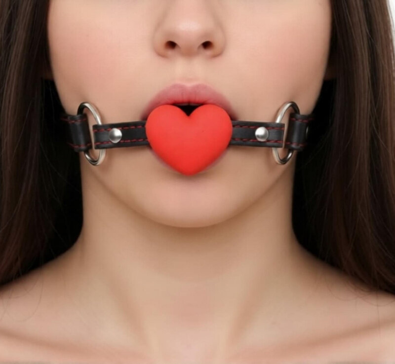 Кляп "Redheart" с красным сердцем