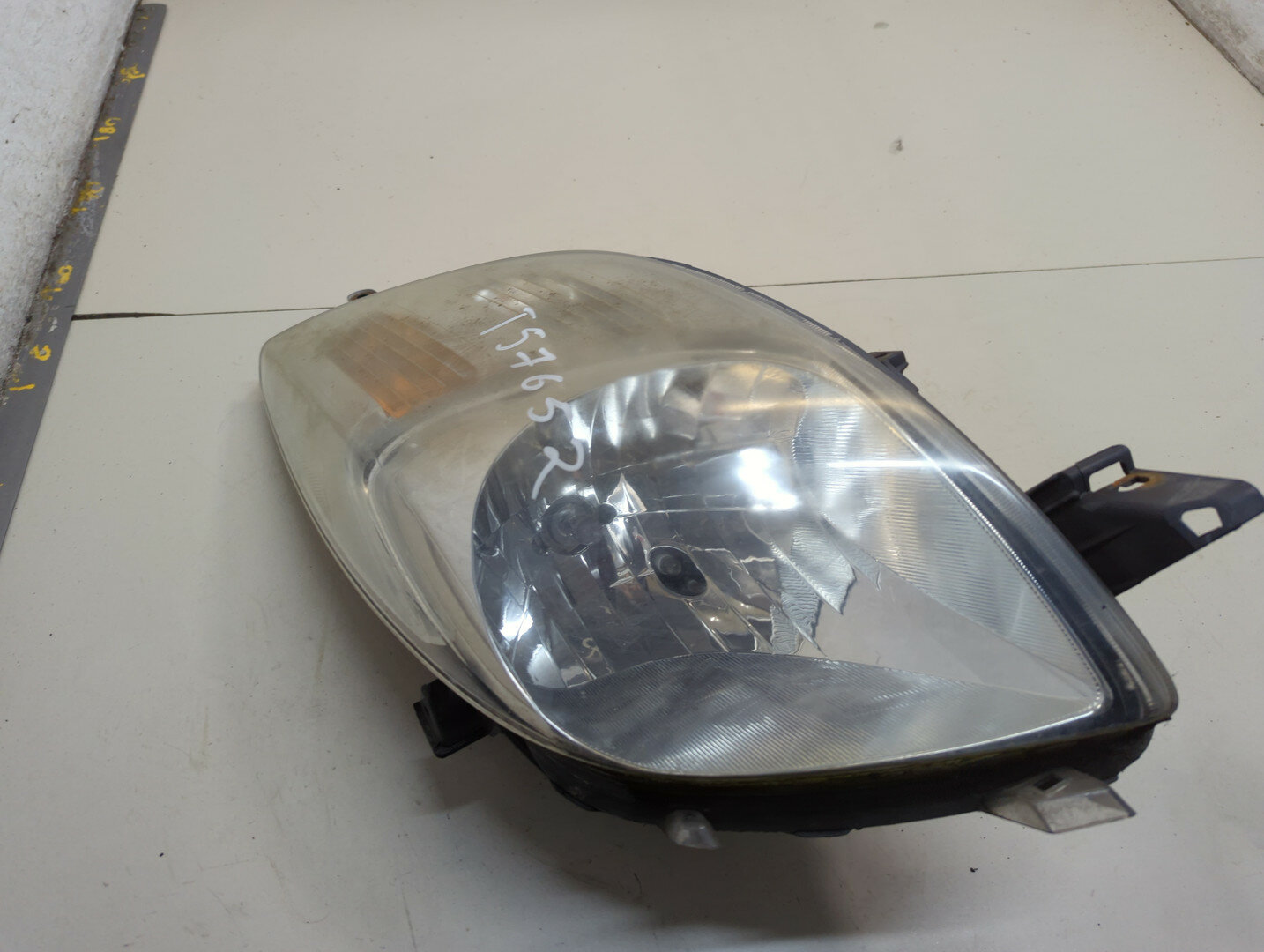 Фара (передняя) правая Toyota Yaris Б/У