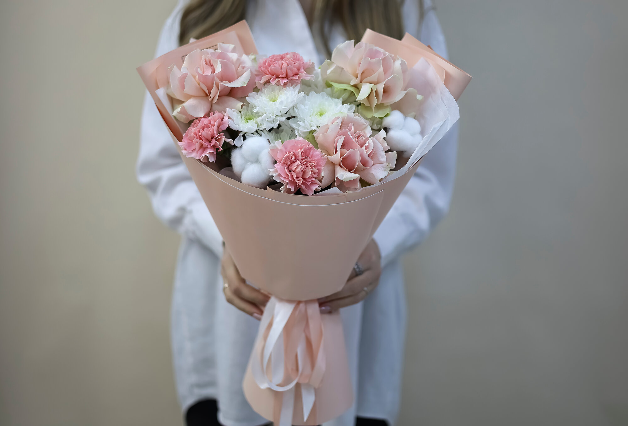 Букет Сборный с Французскими розами, Диантусами и Хризантемой кустовой , "Цветы 25 часов".