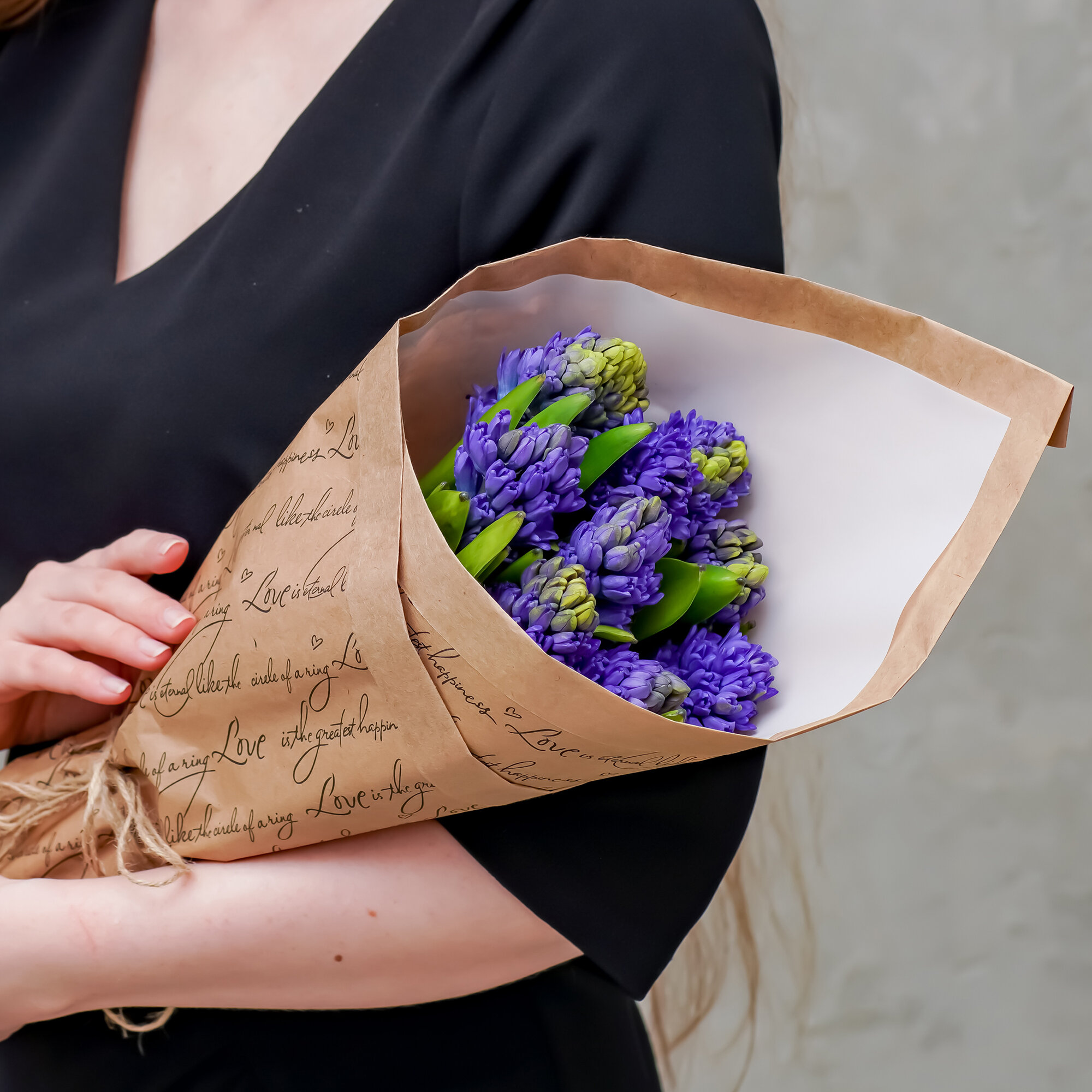 Букет живых цветов Flor-Pro Flowers из 9 синих гиацинтов в крафт бумаге