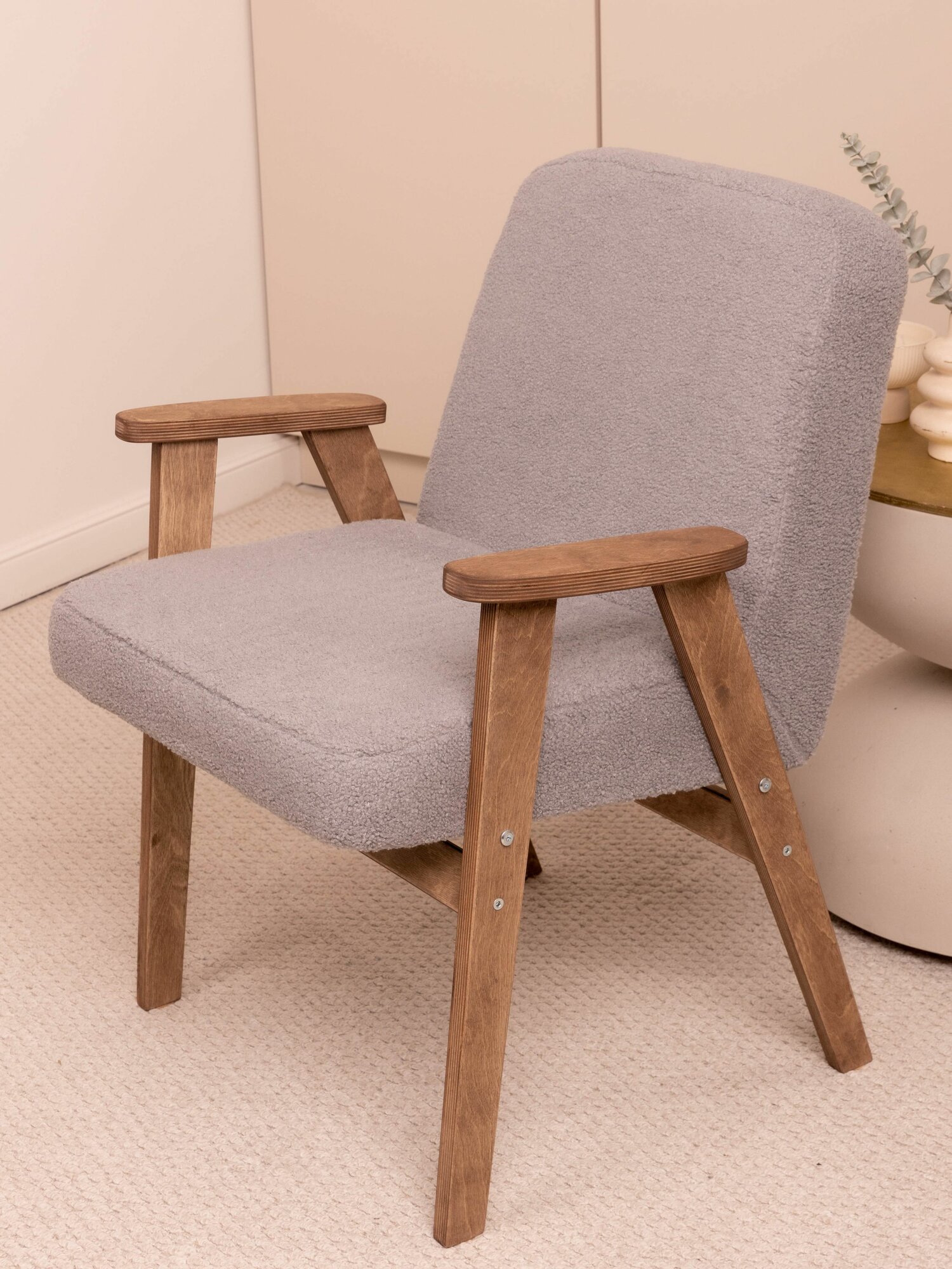 Кресло мягкое для дома и дачи Галант на высоких деревянных ножках с подлокотниками