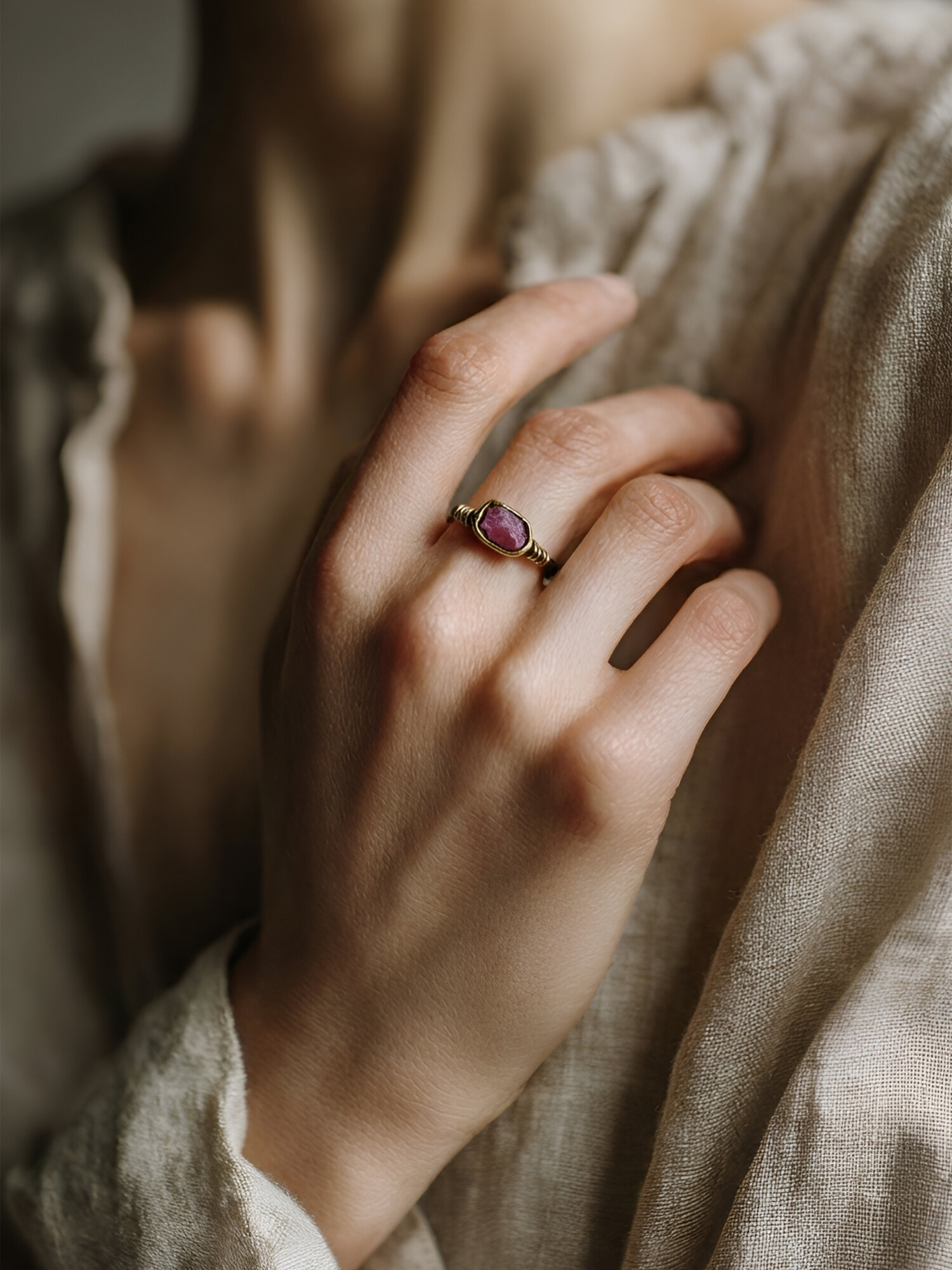 Кольцо тонкое, помолвочное, серебро, 925 проба, золочение, рубин