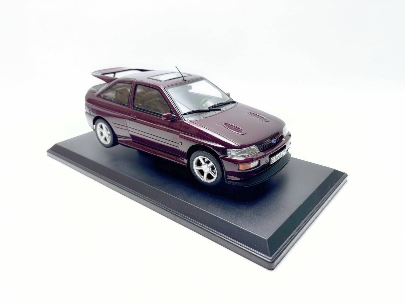 Модель автомобиля Ford Escort Cosworth в масштабе 1:18 от Norev