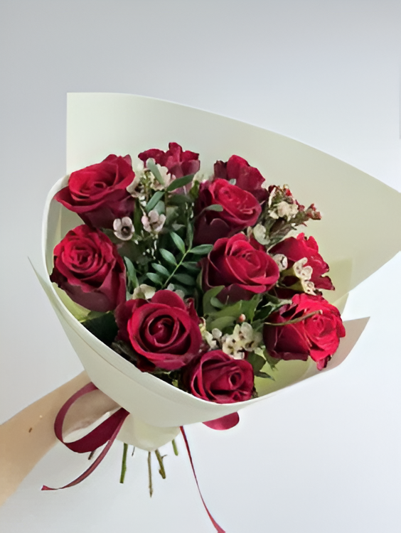 Букет 11 красных роз с веткой белого хамилациума "Любящее сердце"