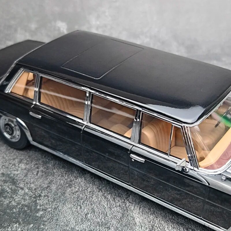 Масштабная модель автомобиля Pullman 1:18 — фото 1
