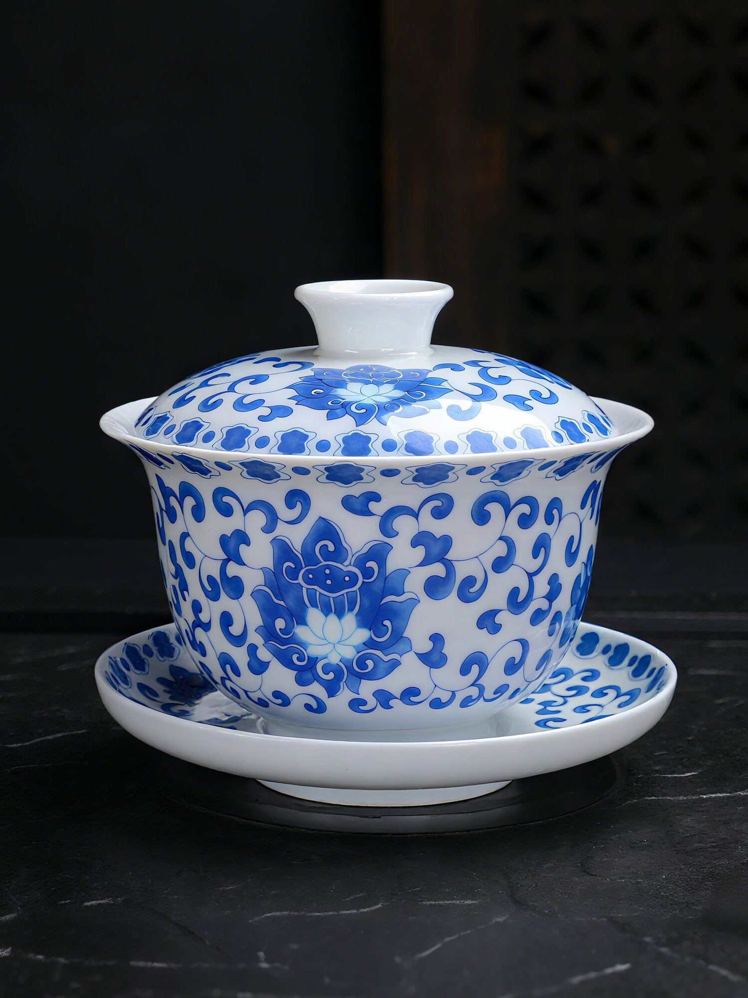 Чаша из бело-голубого фарфора в китайском стиле, покрытая ручной росписью в виде лотоса