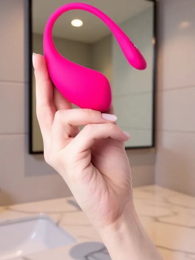 Розовое виброяйцо Lovense Lush 3 с управленикм через смартфон