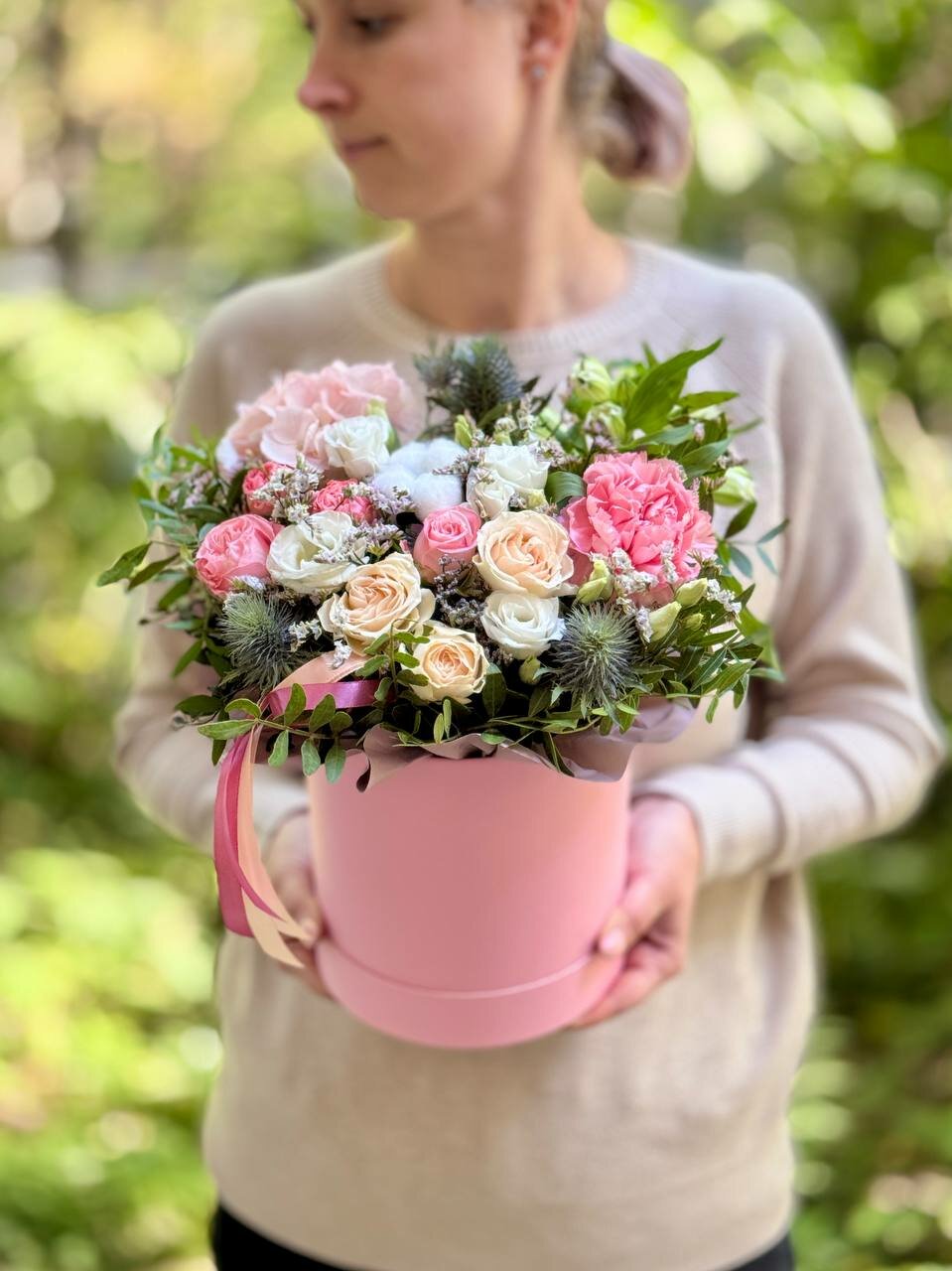 Авторская цветочная композиция розовое ассорти в коробке, живые цветы, розы