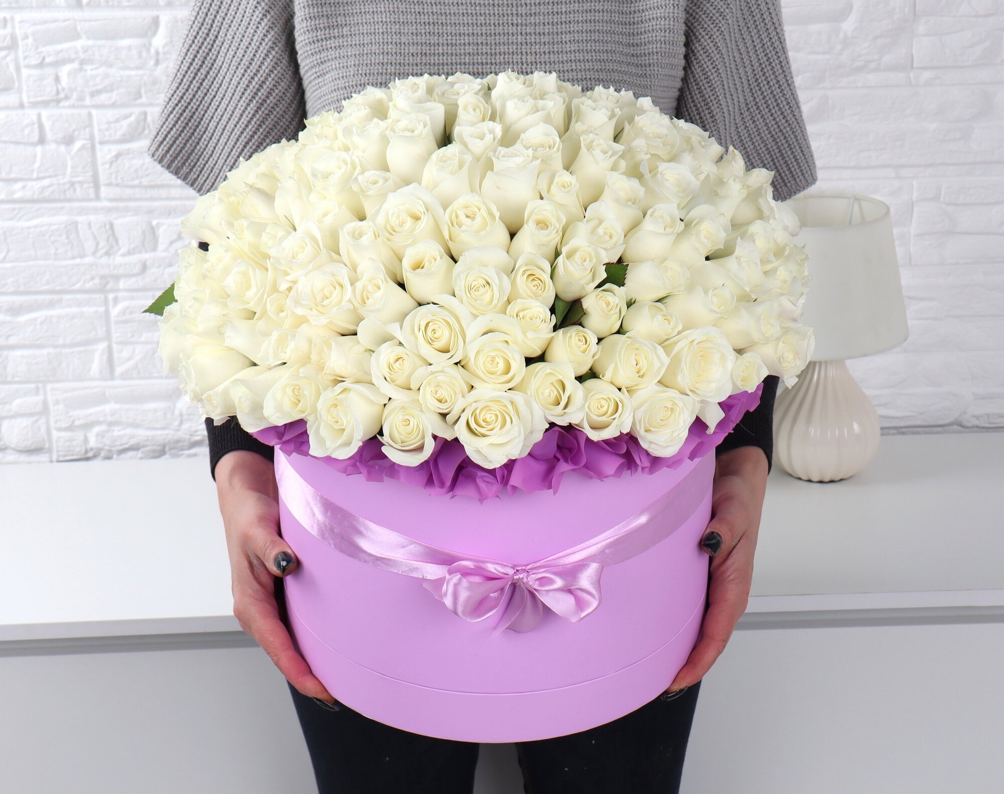 Монобукет THE FLOREAL шляпная коробка, белая роза 151 штука, высота 40 см.