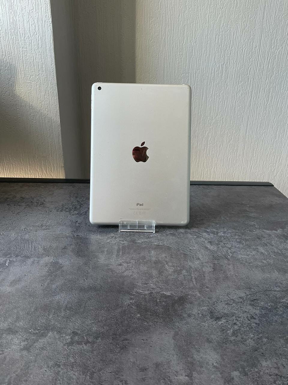 9.7" Планшет Apple iPad 6 2018, 2048×1536, Wi-Fi, 2ГБ/32 ГБ, серебристый