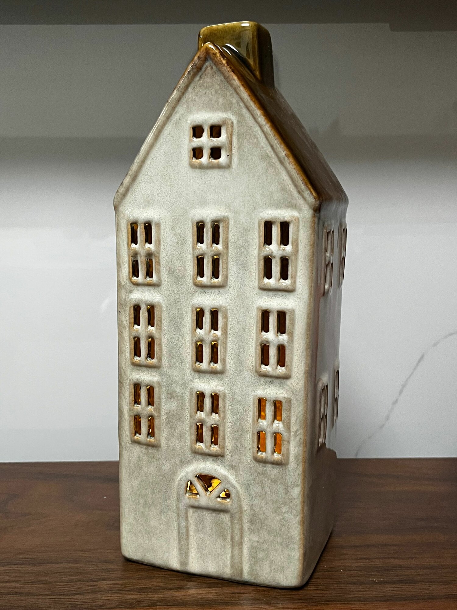 Керамический домик с лампами.10*7*27CM.