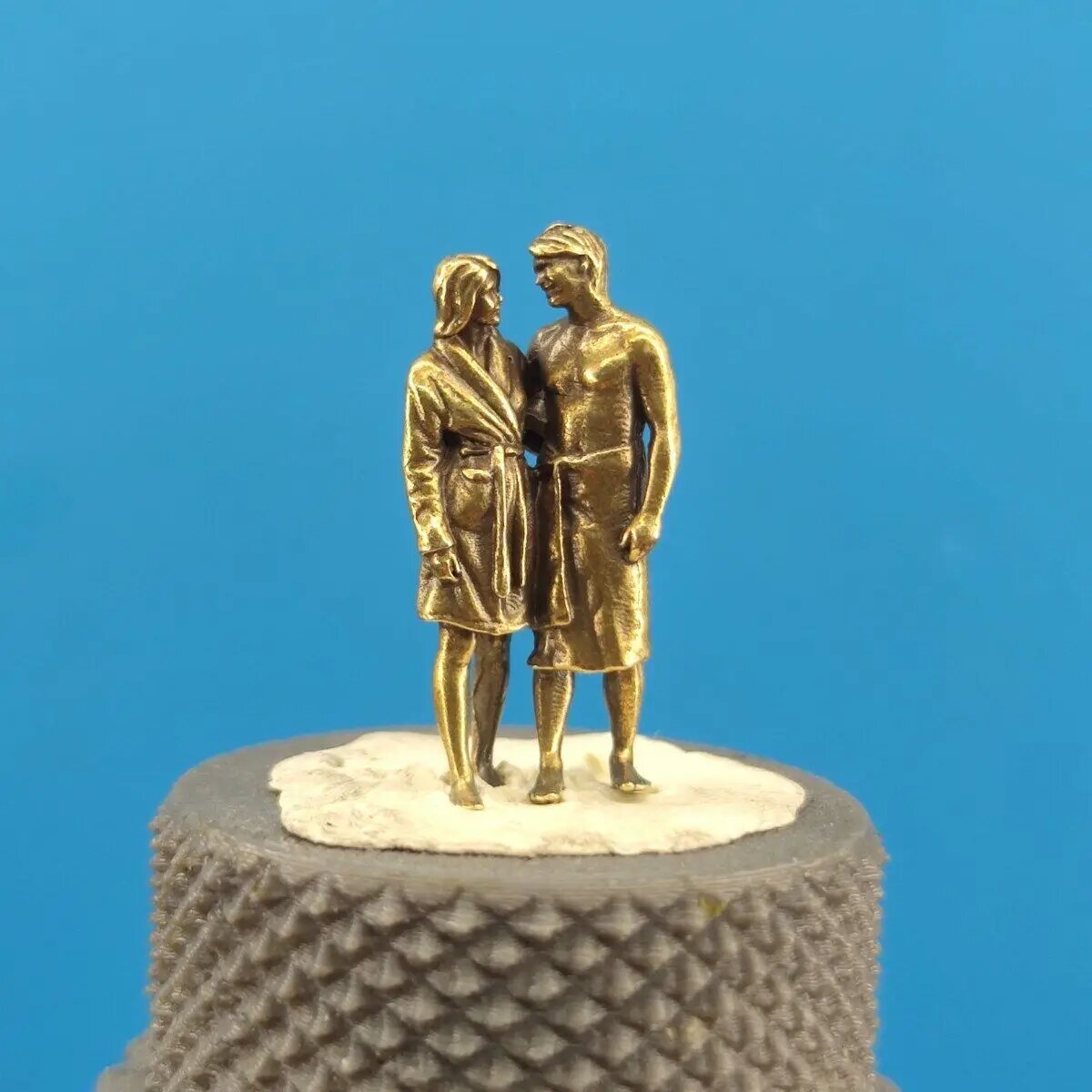 Металлические фигурки FanMoEpoch пара обнимающихся в полотенцах 1:64