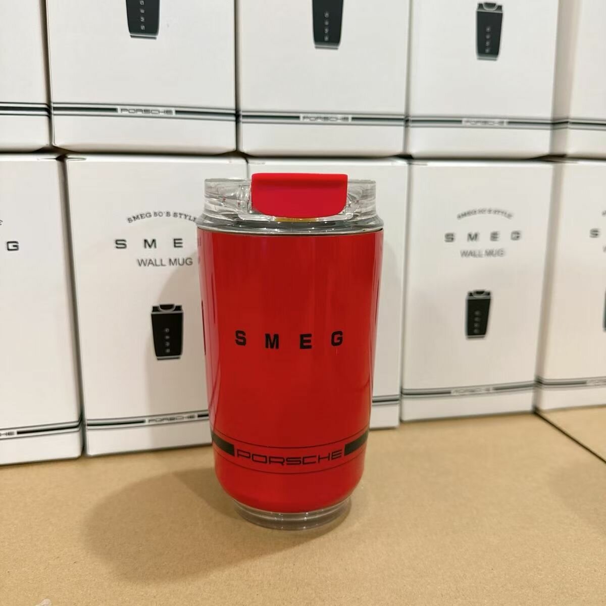 Термокружка SMEG Porsche идеально подходит для горячих напитков и имеет объем 0,24 литра.