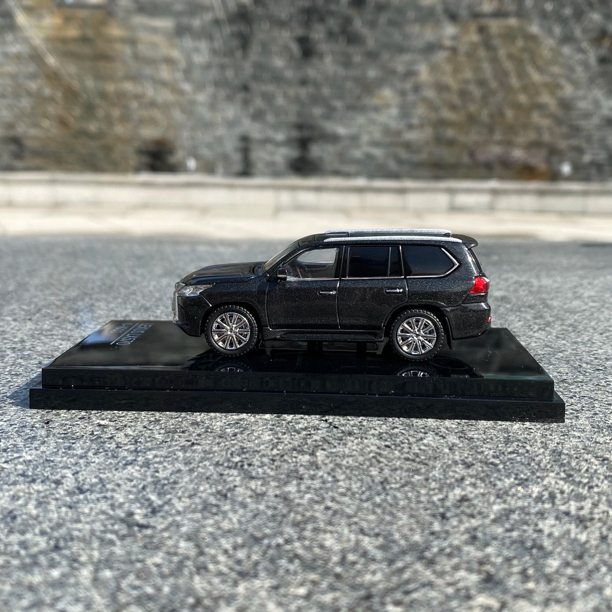 Модель автомобиля Kyosho & Well LX570 1:64 Черный, Black
