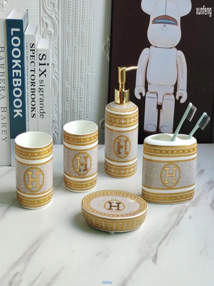 Комплект качественных банных принадлежностей Hermes для ванны и душа