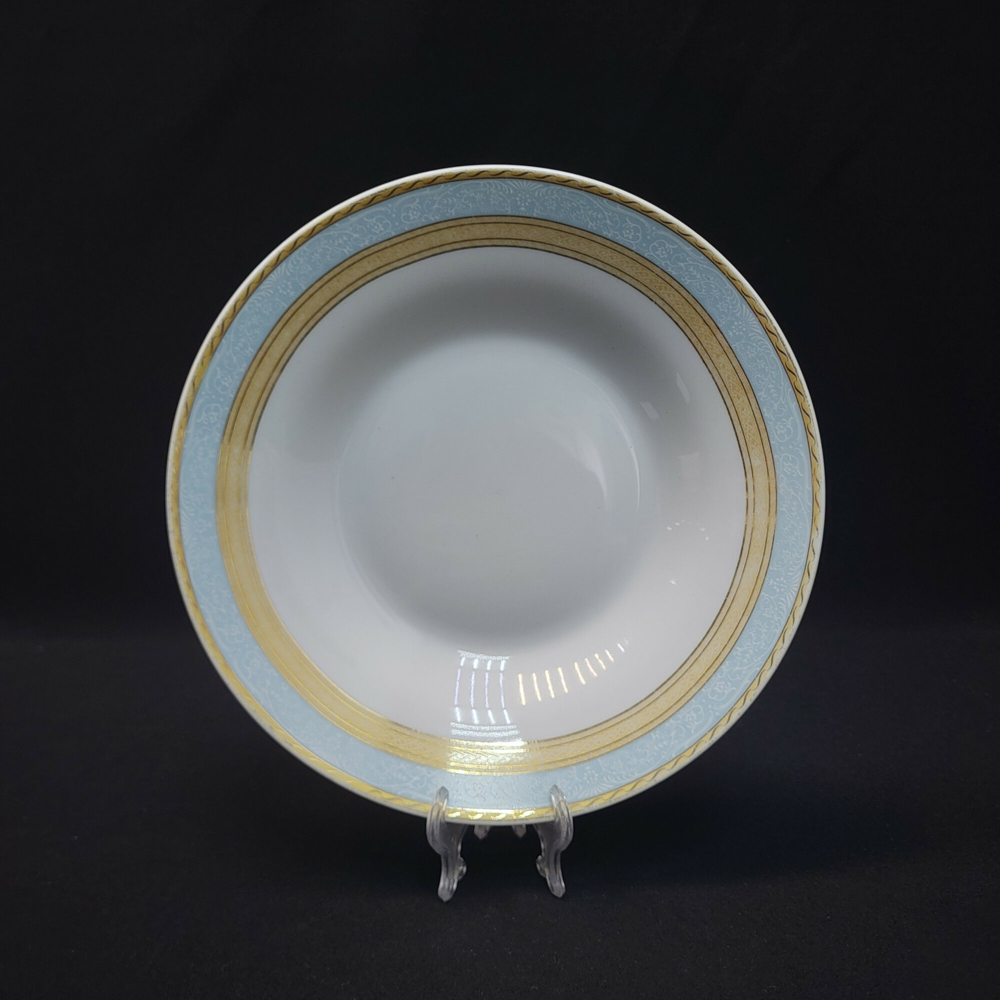 Тарелка винтажная, СССР. Фарфор KFZ Porcelain, белая с голубым и золотистым декором