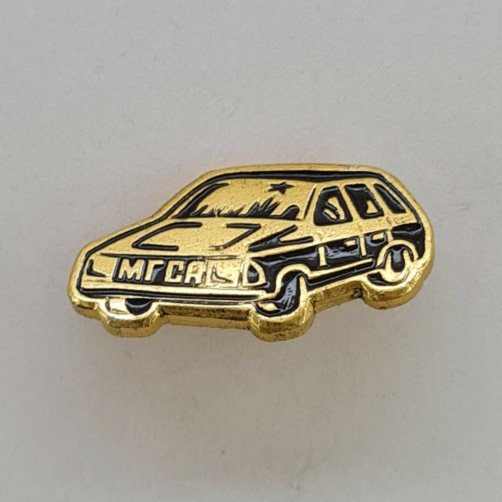 Значок СССР. Автомобиль Москвич, надпись мгса. Винтажный значек.
