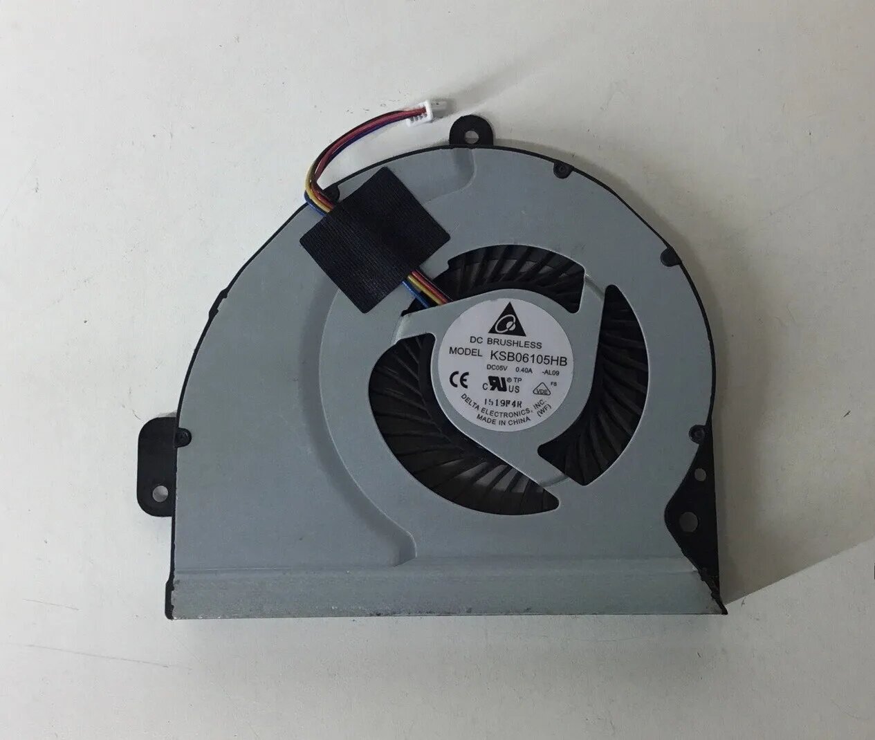 Бесщеточный вентилятор охлаждения процессора Delta Electronics KSB06105HB DC05V 0,40A