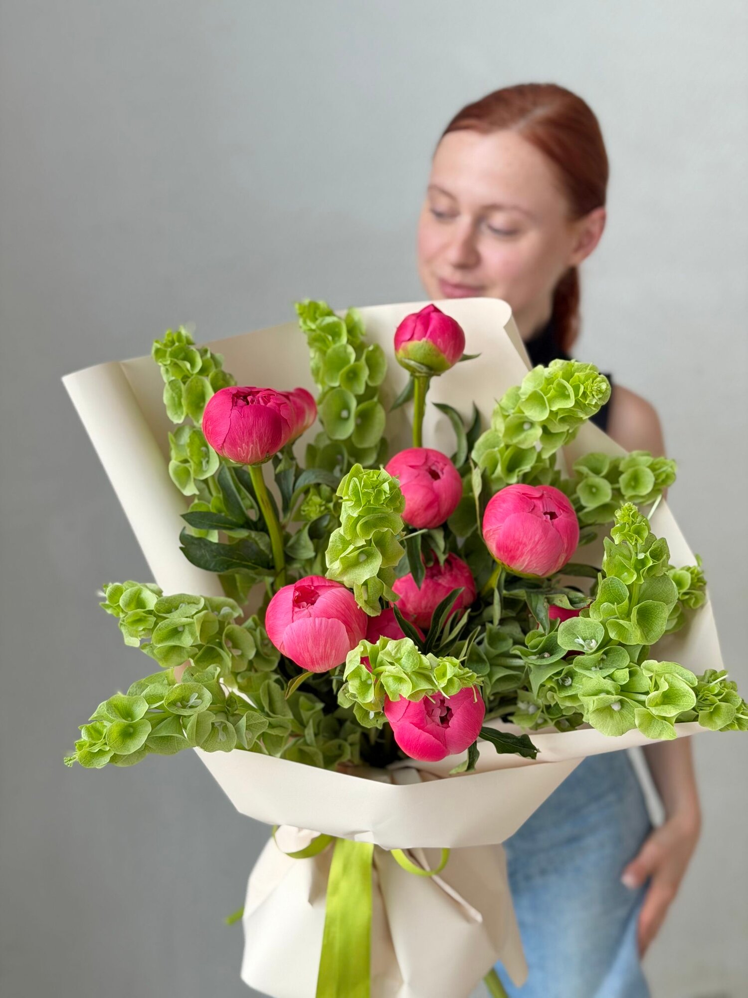 Трендовый букет с коралловыми пионами
