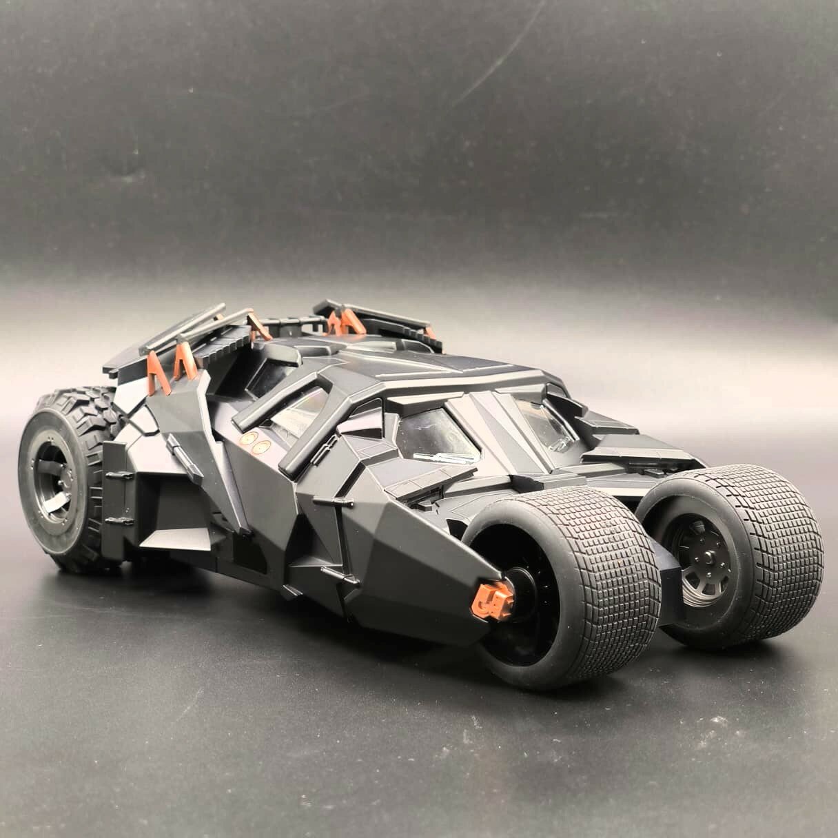 Металлическая модель Batmobile Tumbler 1:18 с имитацией выхлопа и световым и звуковым сопровождением. 27см