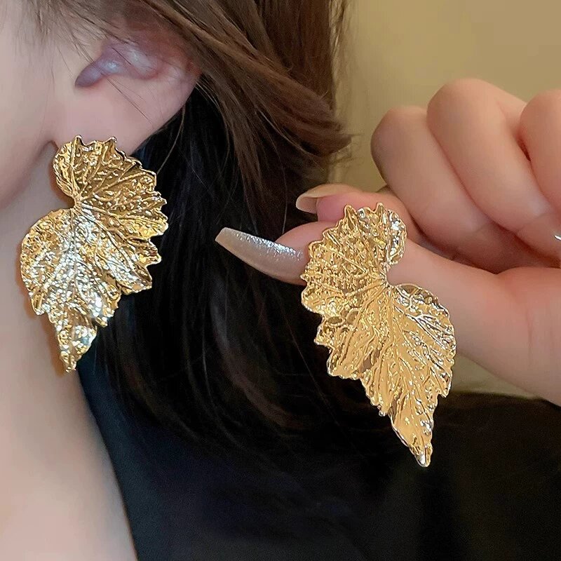Bubblu Opera Phantom Stil' Oversized Metal'nye List'ya Stud Earrings Zolotyy Tsvet Zhenskaya Modnaya Dekorativnaya