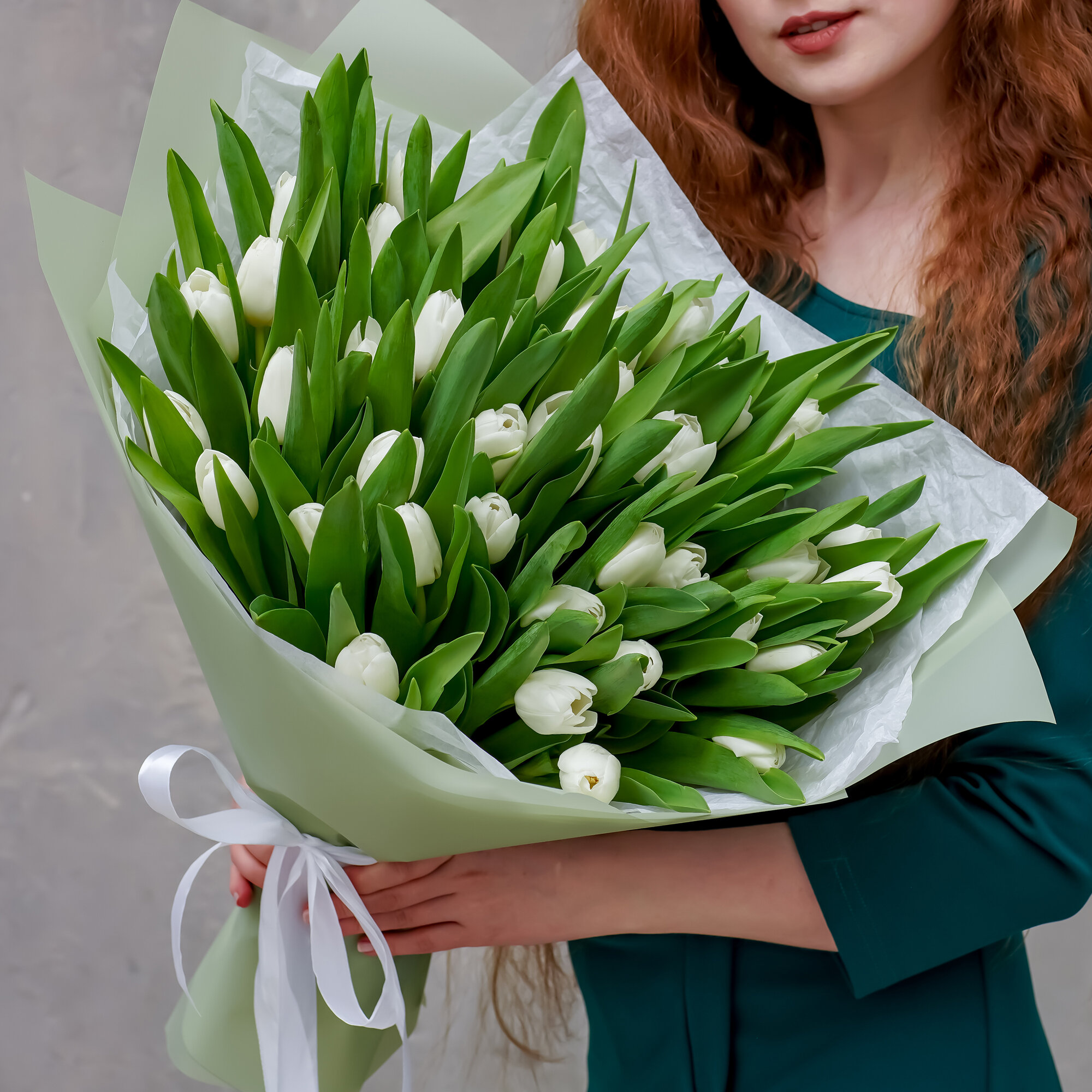 Букет живых цветов из Flor-Pro Flowers из 51 белого тюльпана в авторской упаковке