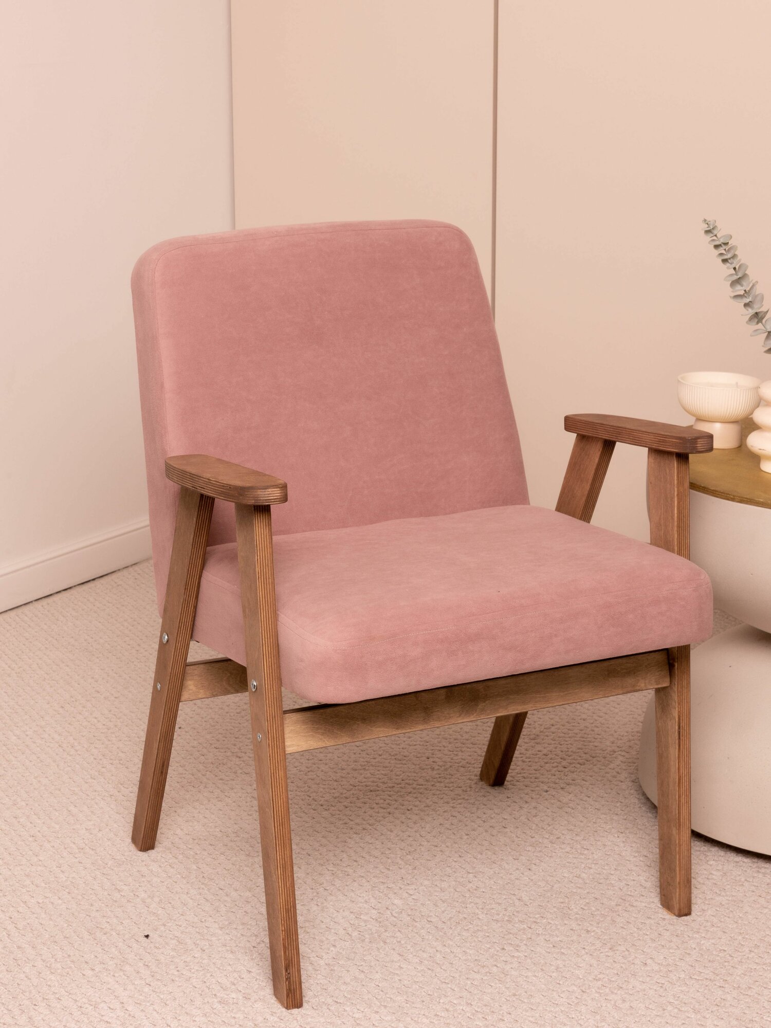 Кресло мягкое для дома и дачи Галант на высоких деревянных ножках с подлокотниками