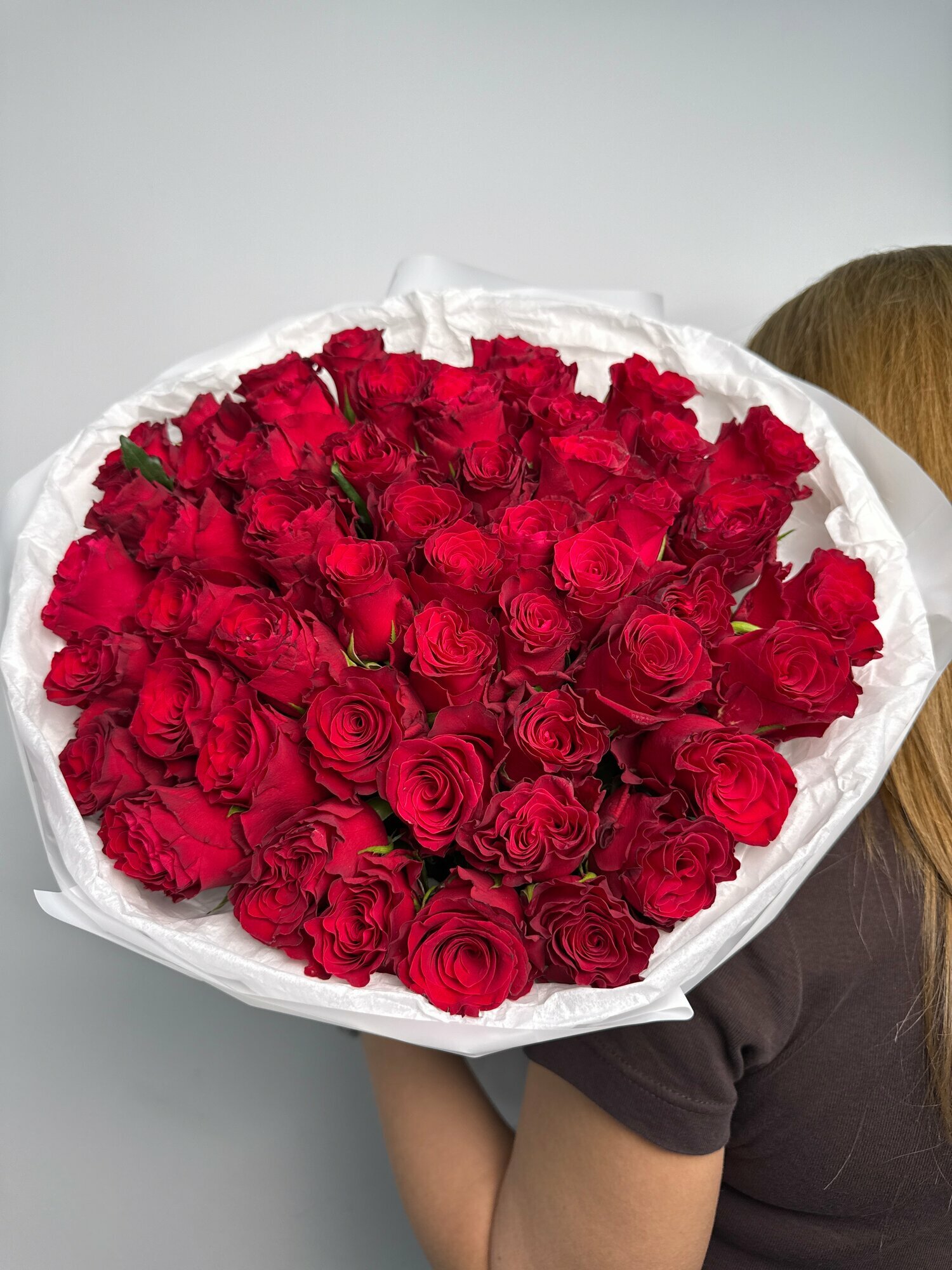 Букет 51 Роза, кенийская, красная, круглый, премиум упаковка, записка в подарок