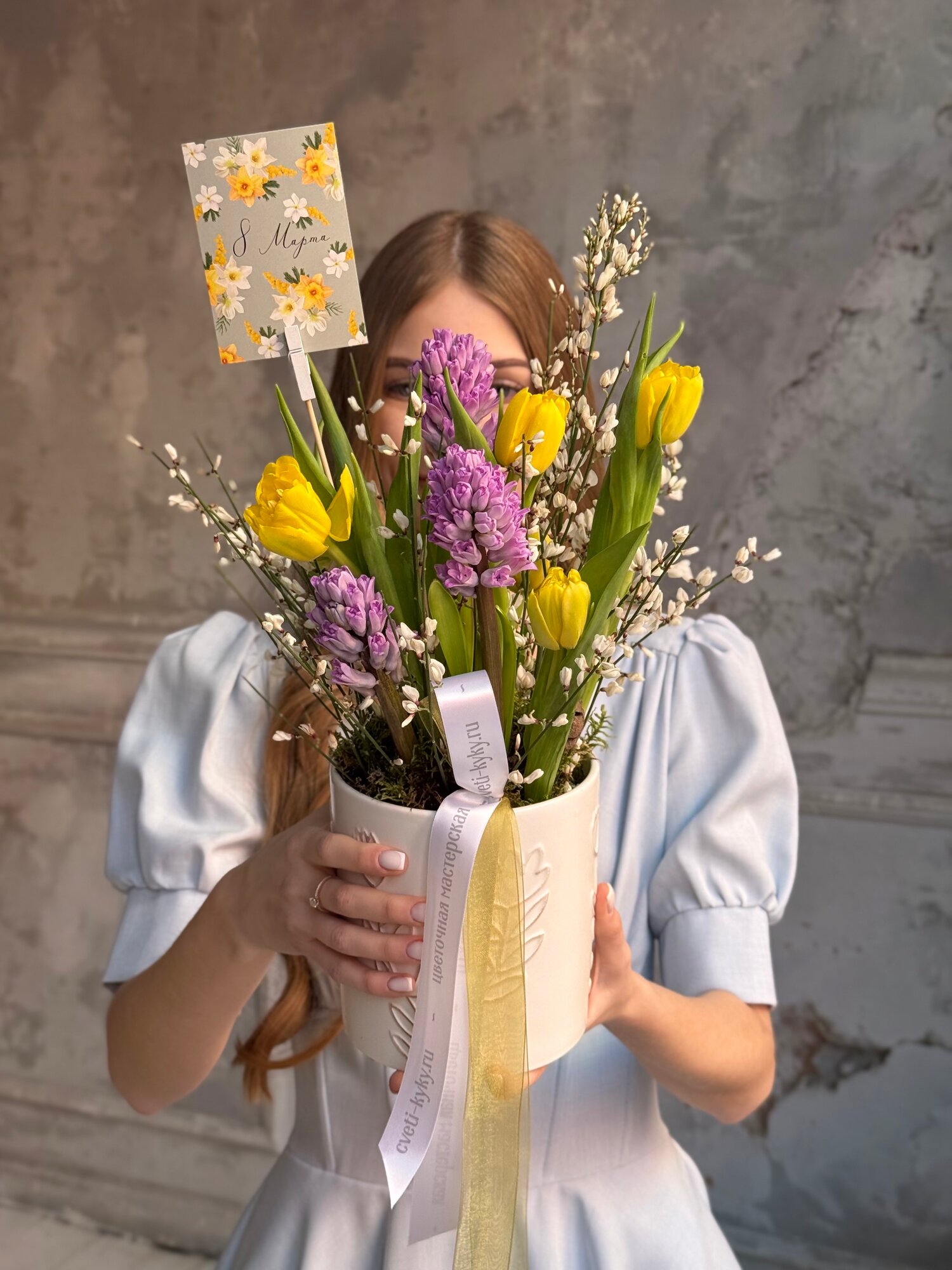 Букет с гиацинтами и тюльпанами в керамическом кашпо "Очарование первоцветов"от Цветы с Кукушкой