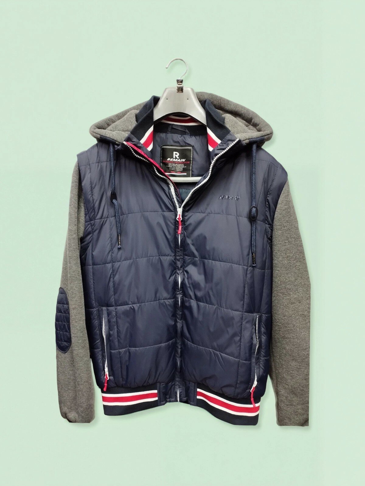 Бомбер отстегиваются рукава и капюшон