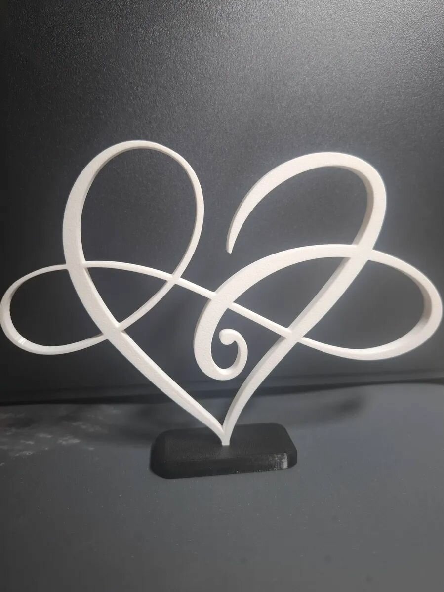 Белая статуэтка вьющегося сердца плоского на чёрном основании-декор и хороший подарок на 14 февраля