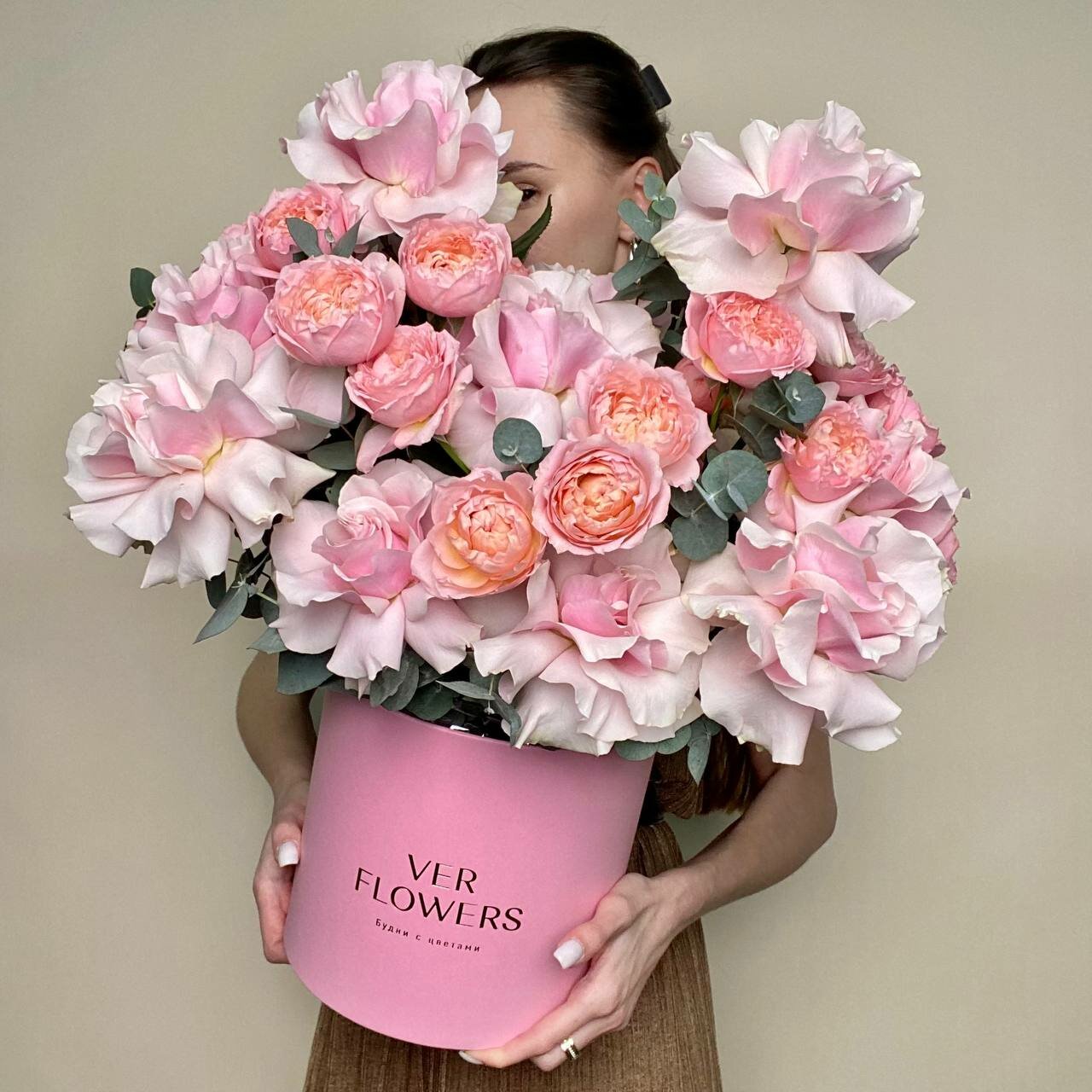 Композиция с Пинк Мондиалем и кустовой Джульеттой Ver Flowers