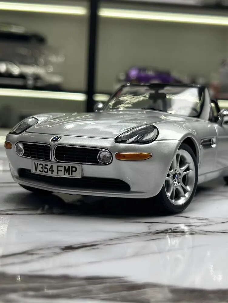 Оригинальная модель BMW Z8 в масштабе 1:18, металлическая точная копия серебристого цвета от официального производителя Kyosho.