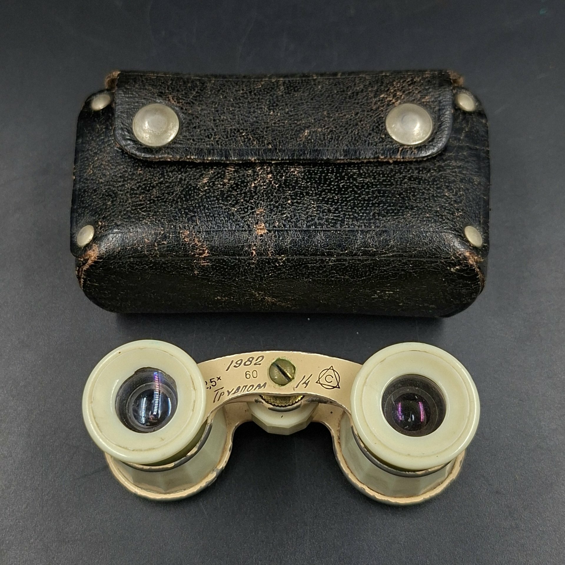 Бинокль театральный в кофре, с надписью "Трудпом", металл, пластик, стекло