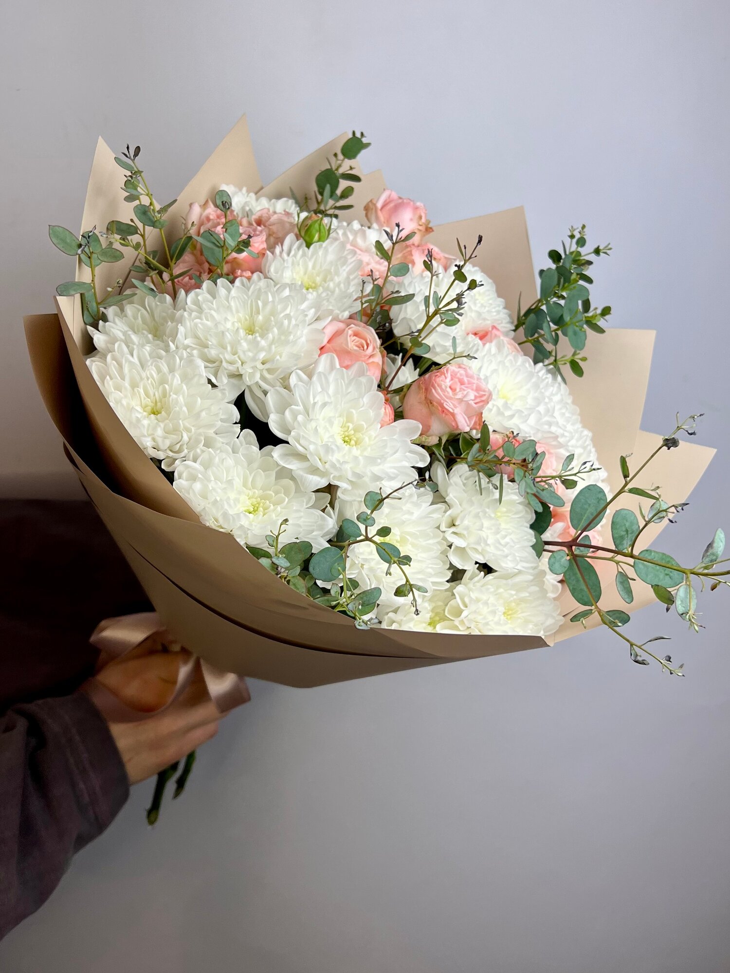 Сборный букет с кустовой розой и хризантемой в светло-розовых тонах