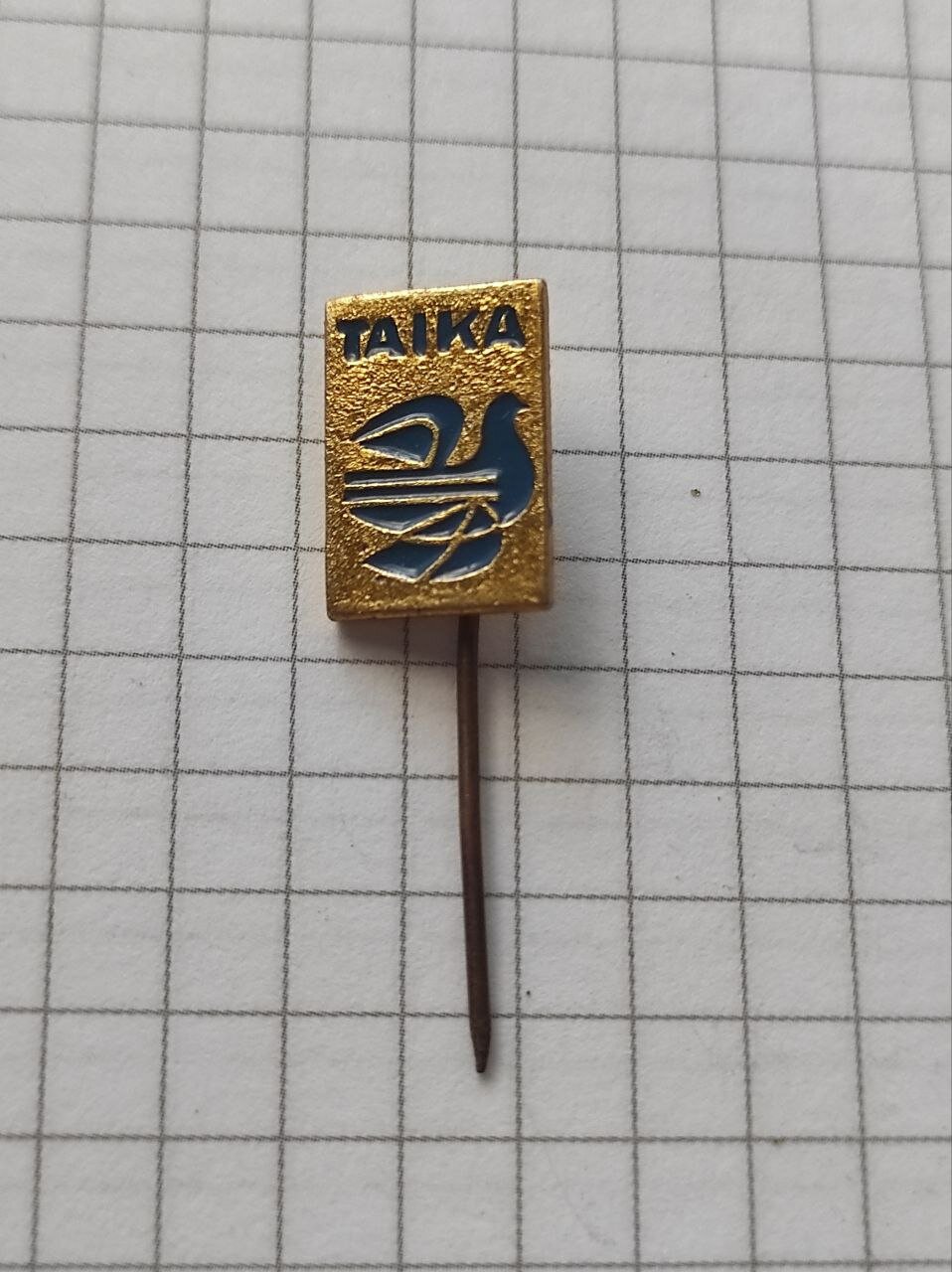 Значок "TAIKA" с изображением птицы