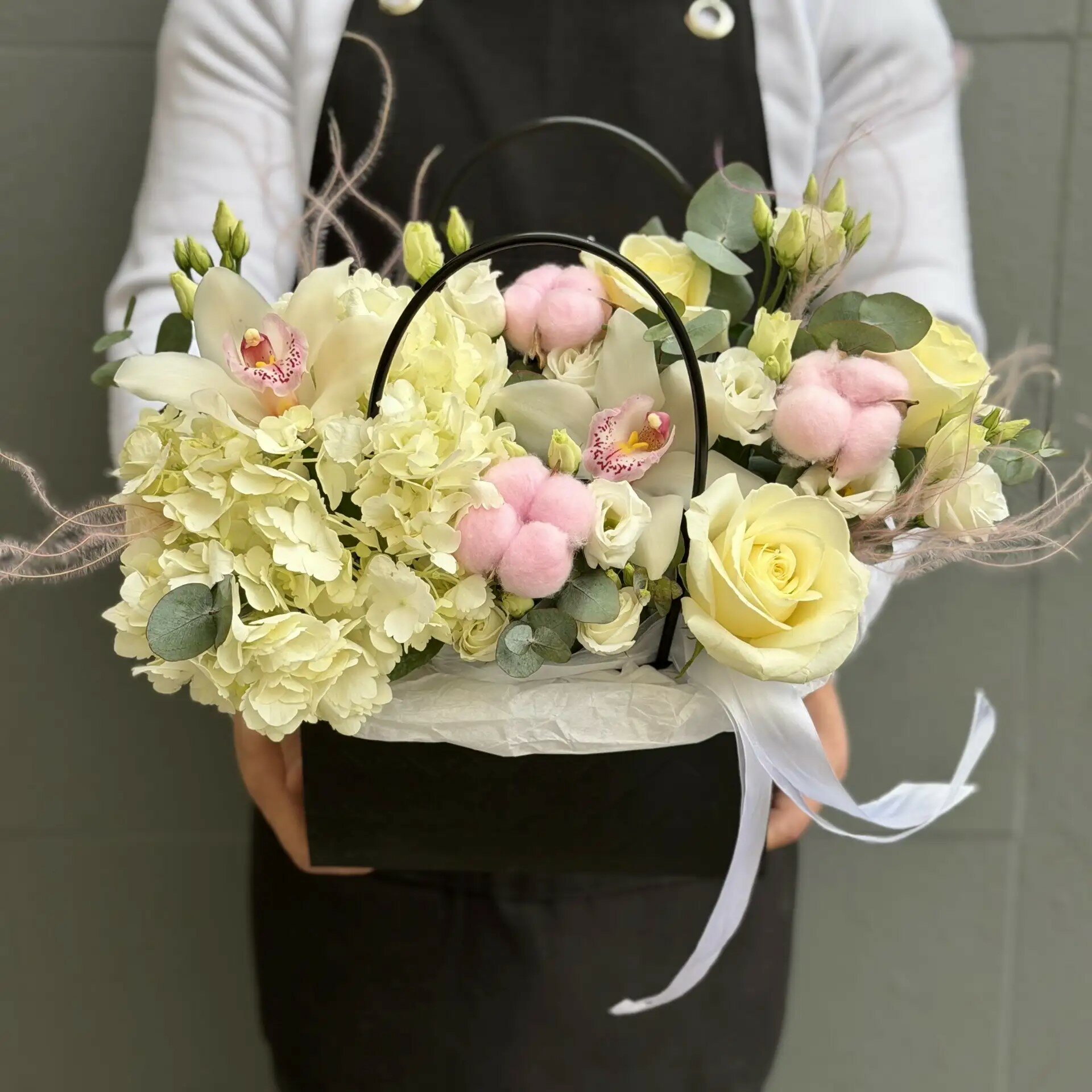 Букет Rybe-Flowers "Сумочка", орхидеи, розы, хлопок, белый, розовый