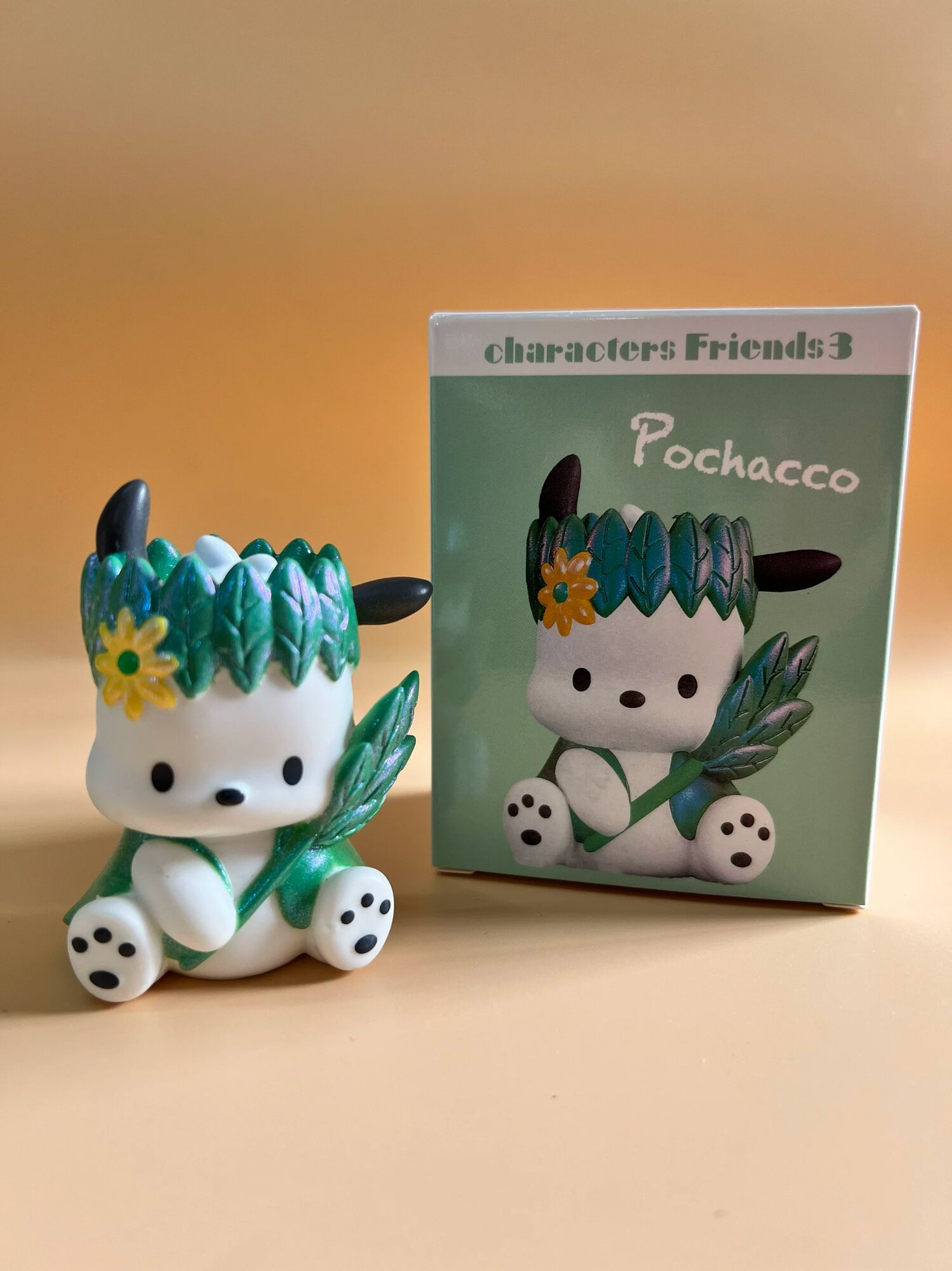 В наличии: мини-фигурки из серии Sanrio Friends 3 (Pompompurin, Hello Kitty, Cinnamoroll) в слепых коробках. Пача собака