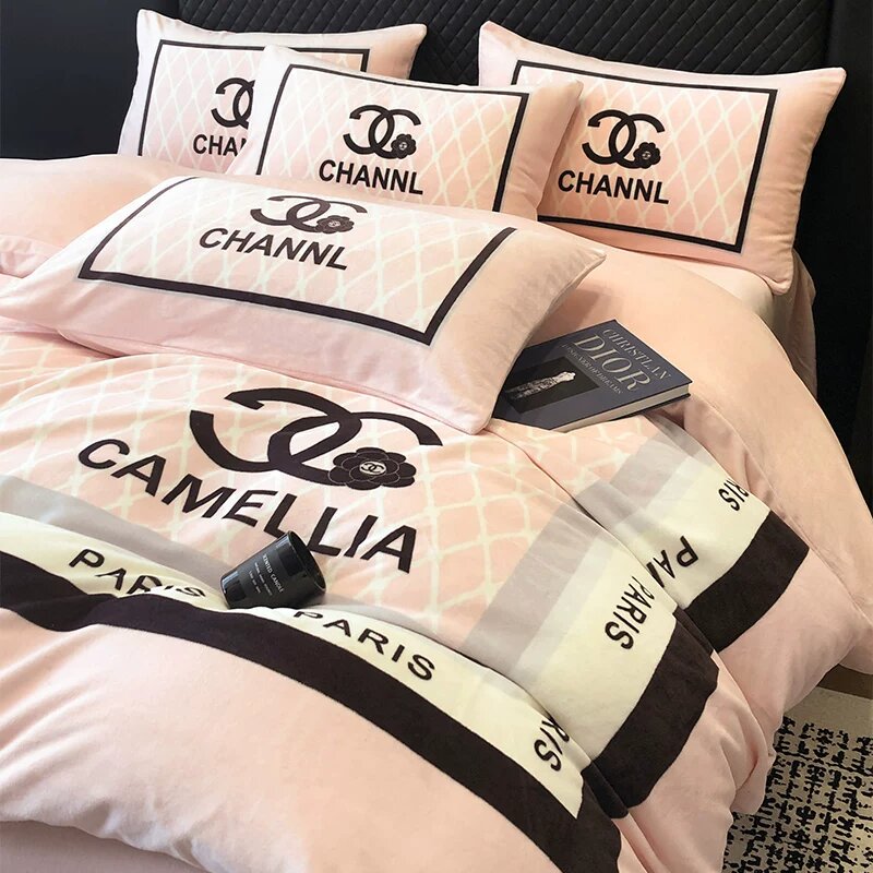 Элитный комплект из четырех предметов в стиле Chanel из двустороннего молочного вельвета, состоящий из простыни на