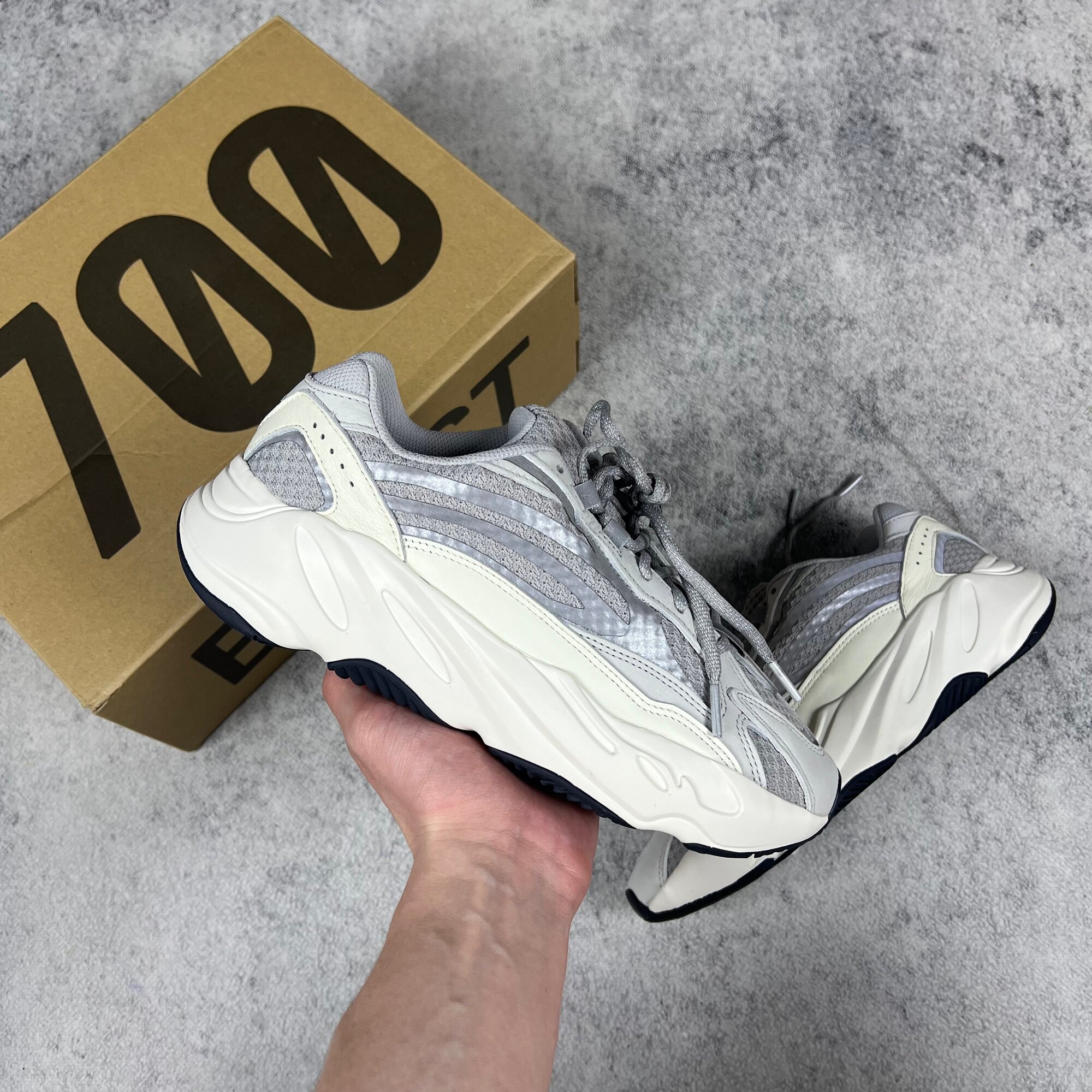 Кеды adidas YEEZY BOOST 700 V2, размер 9 US, бежевый — фото 1