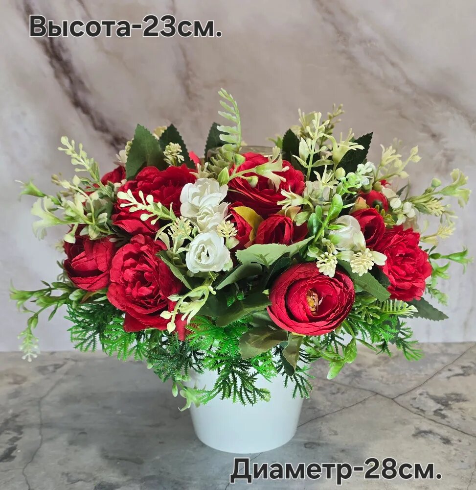 Траурная композиция с лампадой на кладбище. Ритуальная полянка с искусственными цветами .