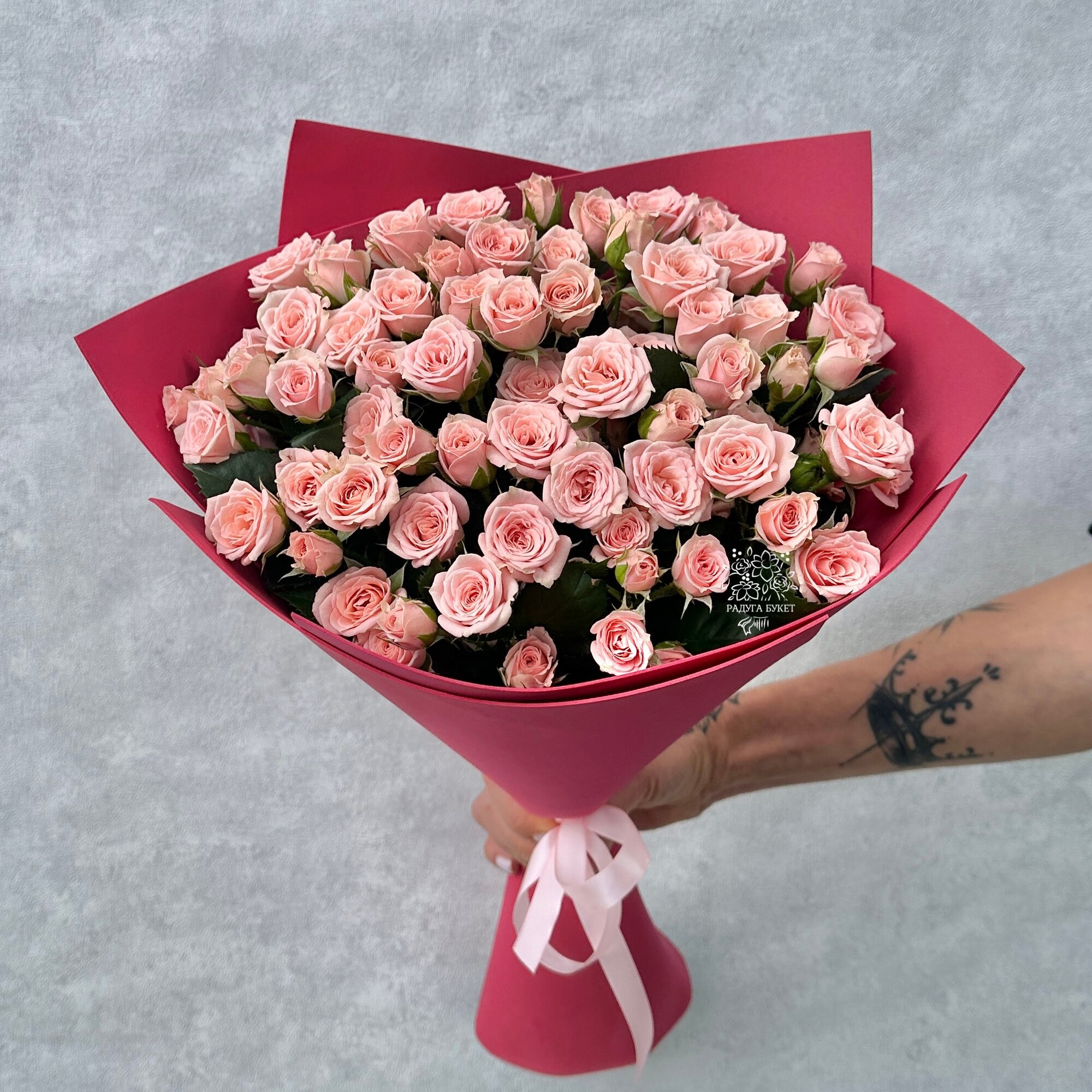 Букет из 25 кустовых роз, высота 40 см, монобукет / от Радуга Букет