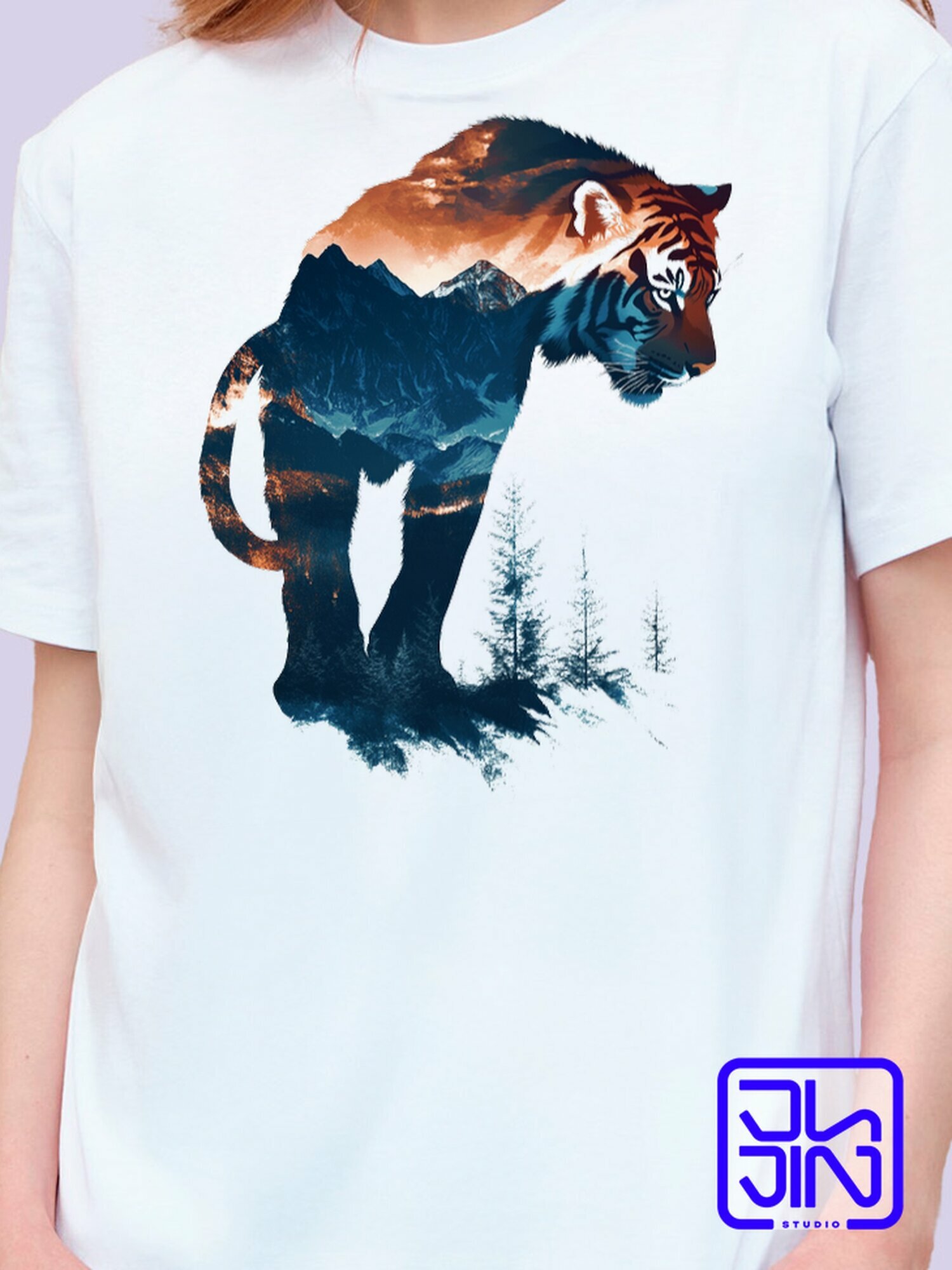 Футболка классическая женская с авторским принтом Тигр черно-синий, темно-синий с горами и закатными огнями неба, белый хлопковый трикотаж с прикольным рисунком на груди