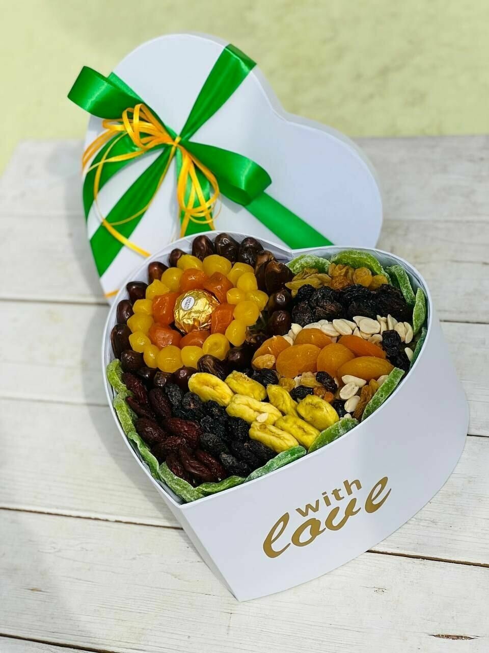 Сухофрукты в коробке 1кг