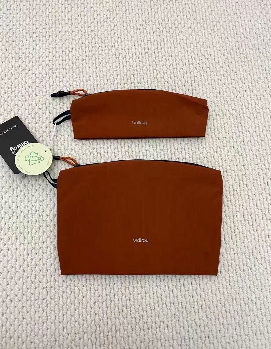 Bellroy Lite Pouch Duo — набор из 2 водоотталкивающих сумок для хранения: большая 26,5×18×1 см и пенал 23×8×1 см