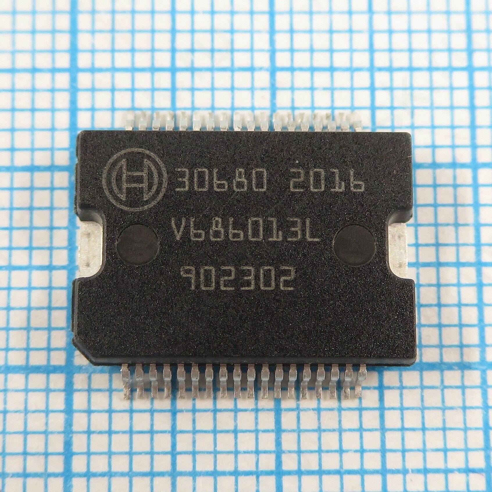 30680 BOSCH - контроллер, используется для ремонта автомобильных блоков управления