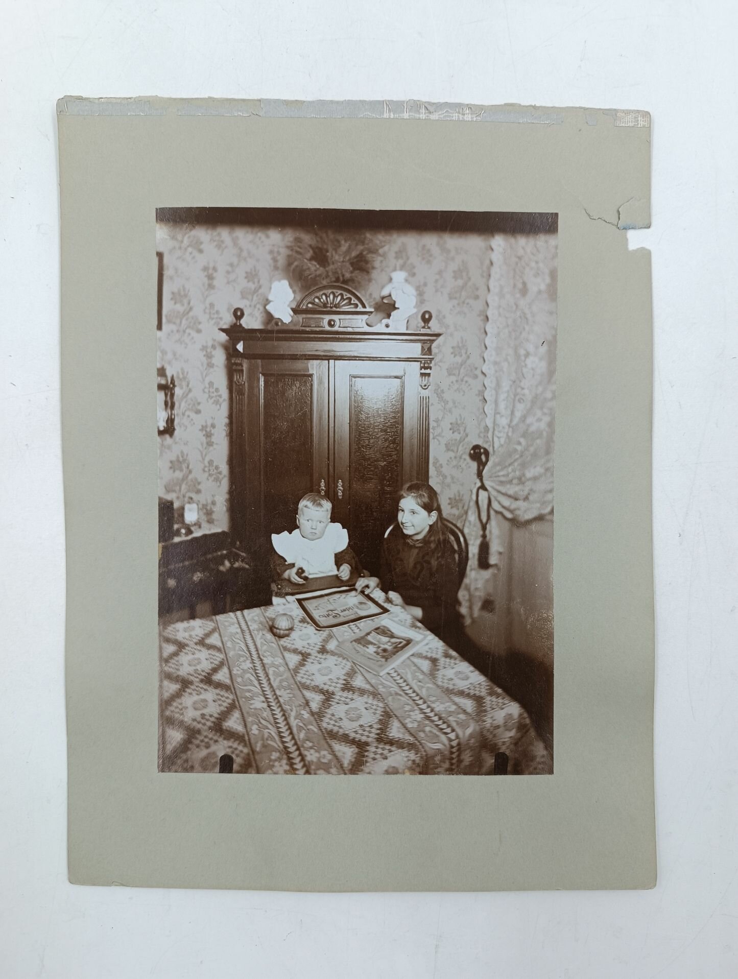 Старинная фотография в интрьере Двое детей на мебели. Небольшой дефект паспарту. 1890-1900е годы.23,5х18 см