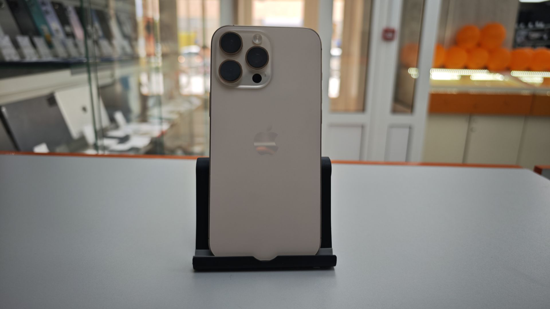 Смартфон Apple iPhone 16 Pro Max 256Gb SIM+eSIM Desert Titanium б/у уценка.